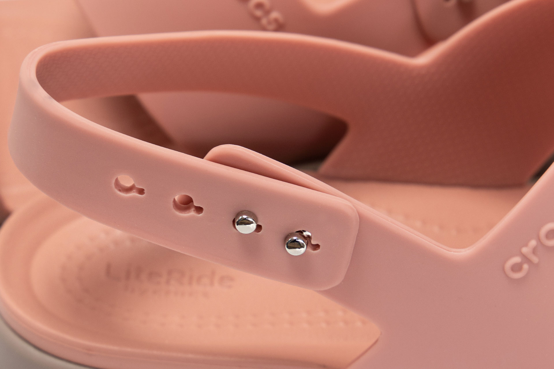 Sandały Crocs Brooklyn Low Wedge 206453-6RT